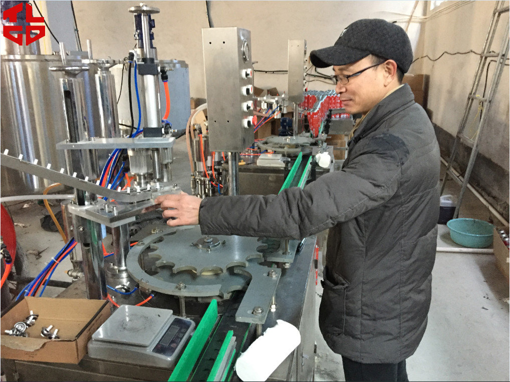 Aerosol Paint Filling Machine / Aerosol Can Filling Line For Snow Sprays , Party Strings