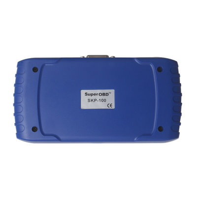 Programmeur tenu dans la main de la clé OBD2 de SuperOBD SKP-100