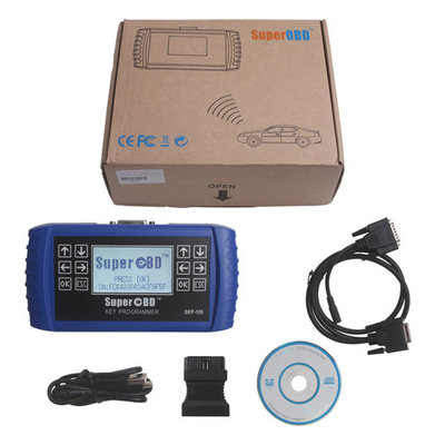 Programmeur tenu dans la main de la clé OBD2 de SuperOBD SKP-100
