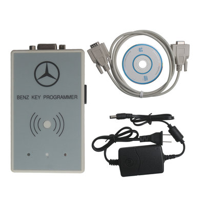 Programmeur tenu dans la main de clé de benz