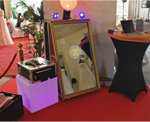 47 / 55 Inch Fashion Stylish Mirror Me Booth Touch Screen Fotomaton Magic Mirror Photo Booth Case