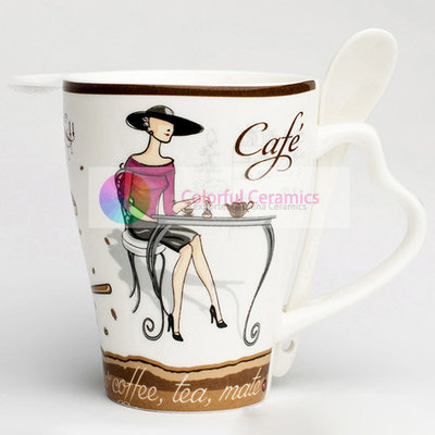 Fashionable Decal 350ml Personalized Ceramic Cups Heart Handle With Spoon