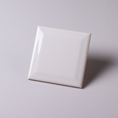 Binnen van de het Glasmetro van Milaan Witte Tegel 100x100mm rechtstreeks/Afgeschuind Randtype