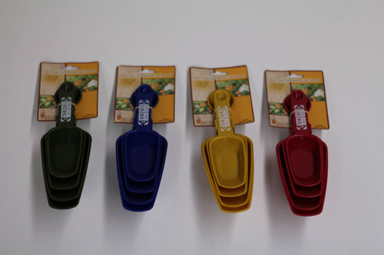 Cucharadas de medición del plástico, productos de la cocina con color de encargo