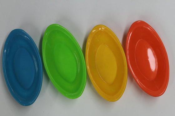 Il banana split serve la plastica, prodotti della cucina con i colori su ordinazione