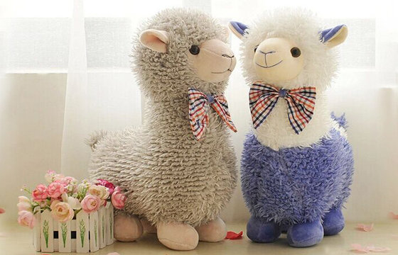 L'abitudine morbida serica bianca della peluche di perfezione dell'alpaga della ragazza della pelliccia ha farcito i giocattoli per regalo di compleanno