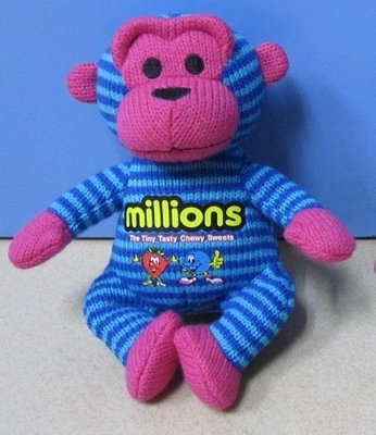 L'animale farcito tricottato della scimmia gioca i giocattoli della peluche
