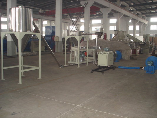 La linea calda di plastica molle granelli di plastica della pelletizzazione del PVC che preparano la plastica ricicla la macchina
