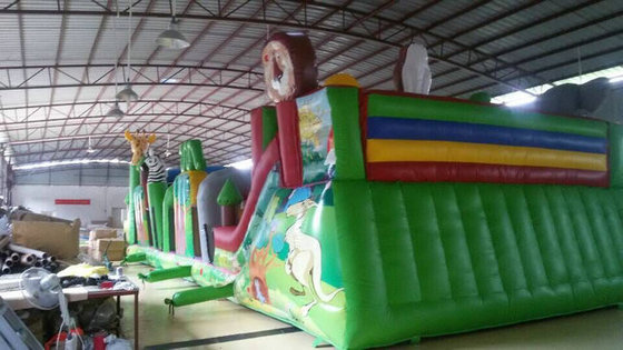 Château coloré par jeux gonflables drôles ignifuges de sports pour le jeu d'enfants