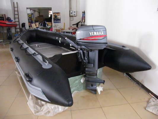Bateau gonflable de PVC de bleu portatif multifonctionnel pour 6 jeux de l'eau de personne