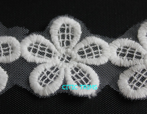 3.2cm Water Soluble Lace Trimming White Color , Little Flower Pattern