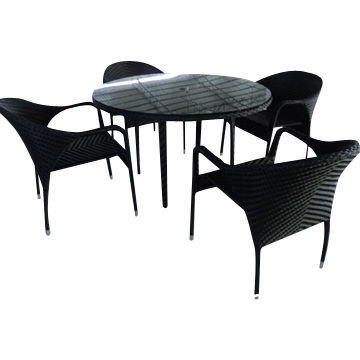 Wicker dining set with aluminum frame by Clover Lifestyle