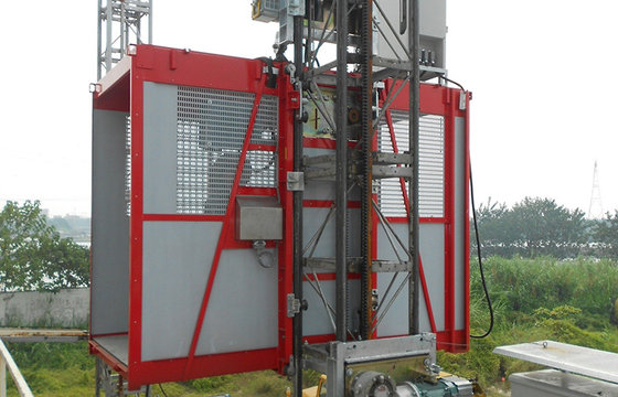 China Rack , Pinion Construction Personal Material Lifting Hoist Single Cage 150m Lifting Height supplier