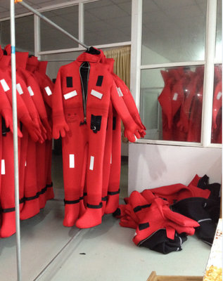 142N buoyancy marine thermal insulation immersion suit with whistle