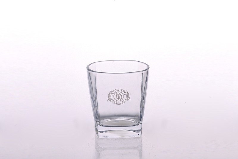 Barware 水ガラスのタンブラーの無鉛正方形の石のウィスキー ガラス