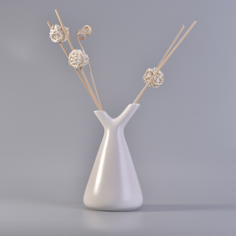 White Ceramic Reed Diffuser Sets , Ceramic Diffuser Bottles For Home Decoration