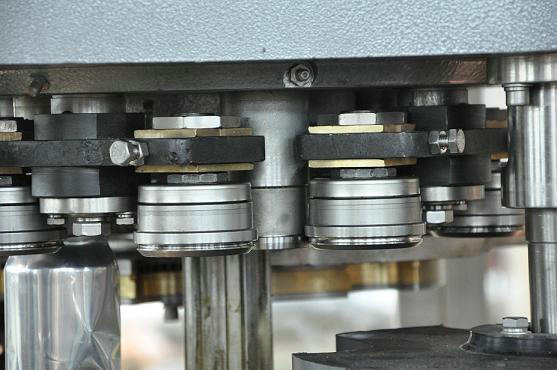 Automatic Round Aerosol Liquid Filling Machine , Soda Beverage Hot Filling Equipment