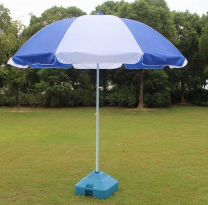 Vent bleu et blanc compact de parapluie de plage résistant avec la base 48&quot; de croix en métal x 8k