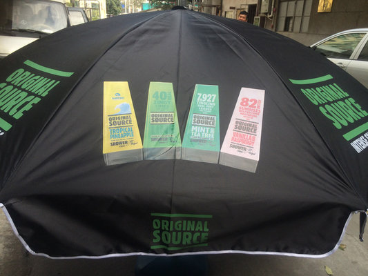 Parapluie de plage résistant se pliant imprimé par écran de vent de couleur de CMYK pour la promotion de cartouche