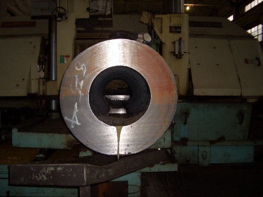 炭素鋼の継ぎ目が無い管はシリンダーによって造られた鋼管の部品ボディ 42CrMo4 を造りました