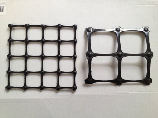 High Molecular Polymer 50m / 100m Black Exturded PP Biaxial Geogrid 30KN/M