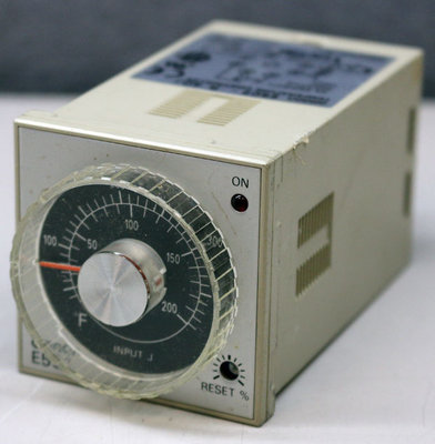 Omron Temperature Controller E5C2-R20L-D
