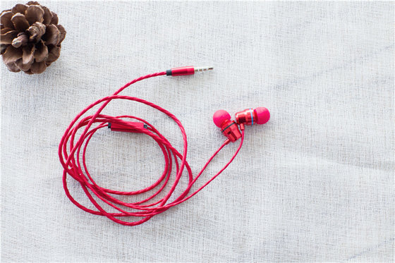 HZD1807E cell phone accessories wired earphone Voice principle moving coil  6u speaker  with 3.5mm plug and long line supplier