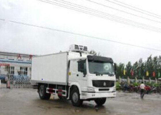 Caminhão refrigerado pequeno de 6 rodas, 4X2 caminhão de entrega do congelador do transporte do alimento de 110 cavalos-força