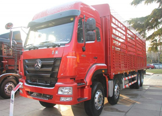 Os caminhões pesados de 40 toneladas dos rebanhos animais, um transporte de quatro gado dos eixos transportam o pneu 11.00R20
