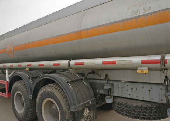 Caminhão de petroleiro SINOTRUK do combustível de quatro eixos HOWO 30 - 40 toneladas para o transporte do óleo