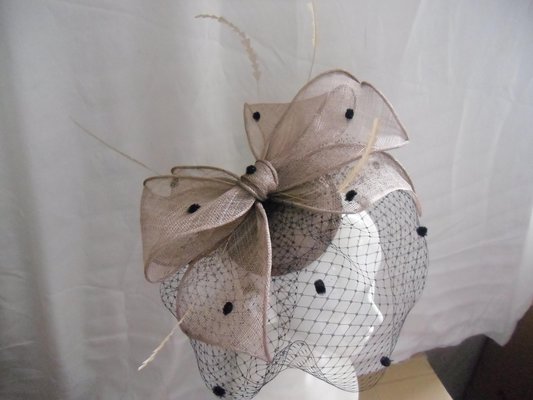 Beige Sinamay Bow Ladies Fascinator Hats Veiling Trim For Wedding