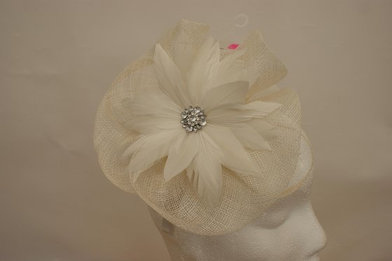 Sinamay Ladies White Fascinators For Wedding Church , Feather Flower With Diamond Buckle