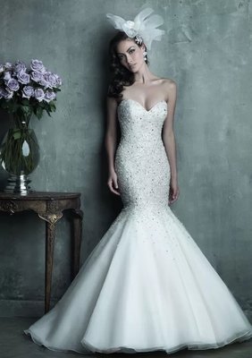 Beautiful Strapless Lace Mermaid Wedding Dress , Kind Mermaid Dress With Long Train