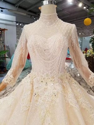 Hand-made new champagne-coloured luxury crystal long-sleeved trailing lace wedding dress in autumn and winter