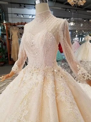 Hand-made new champagne-coloured luxury crystal long-sleeved trailing lace wedding dress in autumn and winter
