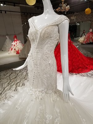 Deep V-collar, slim tail, simple European and American wind belt, high-end white wedding dress