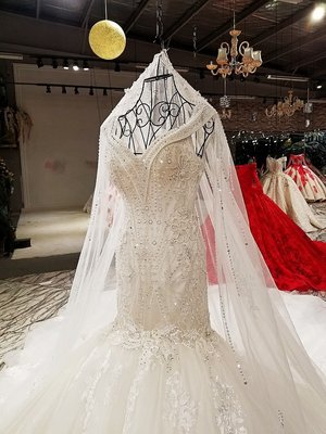 Deep V-collar, slim tail, simple European and American wind belt, high-end white wedding dress
