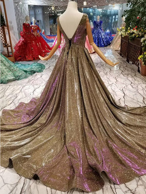 Golden sequined V-collar evening gown