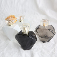 China Fashion Hand Help Fans 60ml 100ml Empty Spray Parfum Beautiful Shape Cosmetic Packaging Clear Glass Perfume Bottles supplier