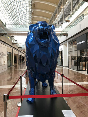 Blue Metal Animal Sculptures , Customized Metal Lion Statue With 100% Hand Carved