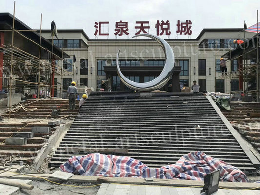 Crescent Moon Shape Modern Metal Sculpture As Wonderful Shopping Mall Decoration