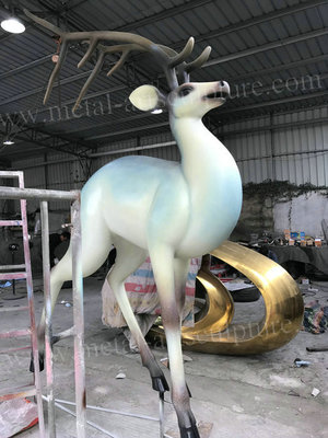 Handmade Painted Stainless Steel Sculpture Deer Shaped For Zoo Decoration