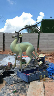 Handmade Painted Stainless Steel Sculpture Deer Shaped For Zoo Decoration