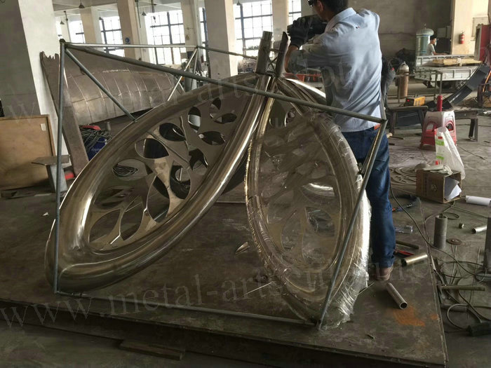 Honed Leaf Stainless Steel Sculpture / Resistant Sculpture For Garden Decoration