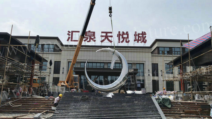 Crescent Moon Shape Modern Metal Sculpture As Wonderful Shopping Mall Decoration