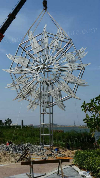 Winnower Shaped Modern Outdoor Sculpture Silver Color Garden Ornaments