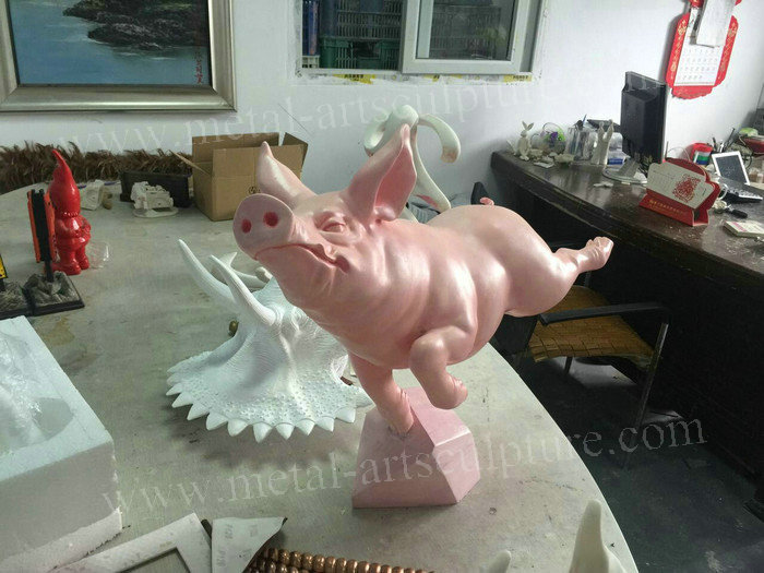 Cute Fiberglass Pig Statue , Custom Fiberglass Statues For Indoor Decoration