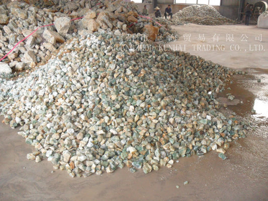La fluorite minerale ammassa CaF2 80%, le dimensioni 10mm - 80mm del minerale metallifero della fluorite