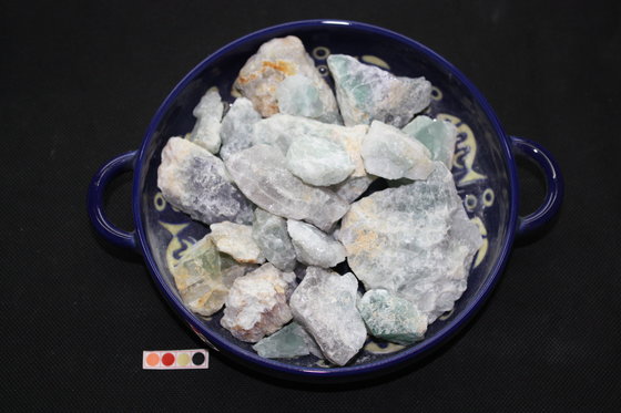 Grumi minerali della fluorite di öre CaF2 60%-90% per la dimensione 10-80mm di industria della lavorazione dell'alluminio