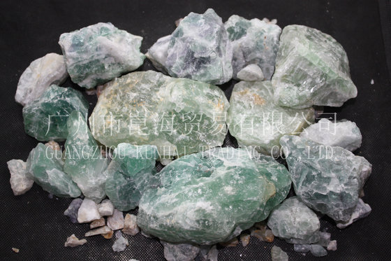 Terrones puros de la fluorina de CaF2 el 90%, cemento que hace el mineral del fluorito